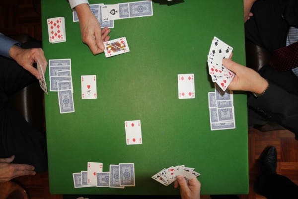 Playing skruuvi, a Finnish card game – Elävän perinnön wikiluettelo